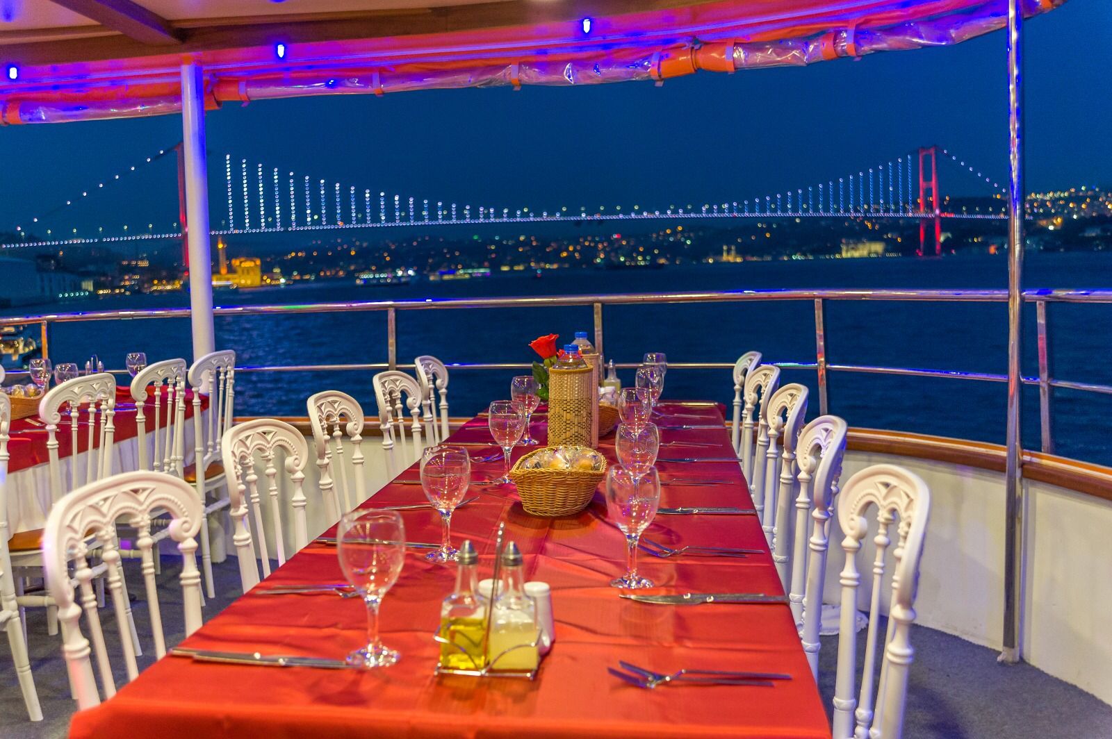 Istanbul Dinner Cruise (Unlimited Alcoholic Drinks) | turkey-tour.net